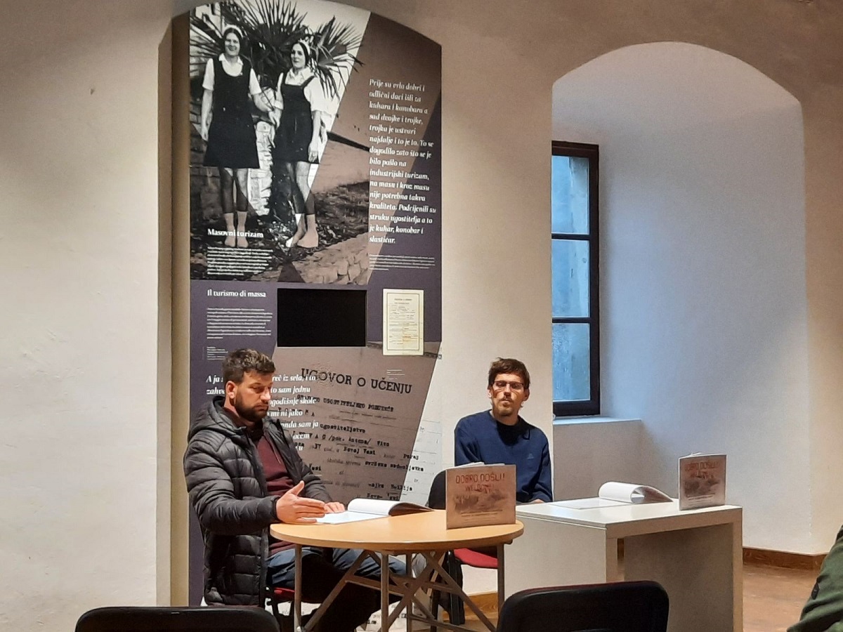 PREDSTAVLJEN KATALOG IZLOŽBE „DOBRODOŠLI!“ u Pazinu – Kulturistra